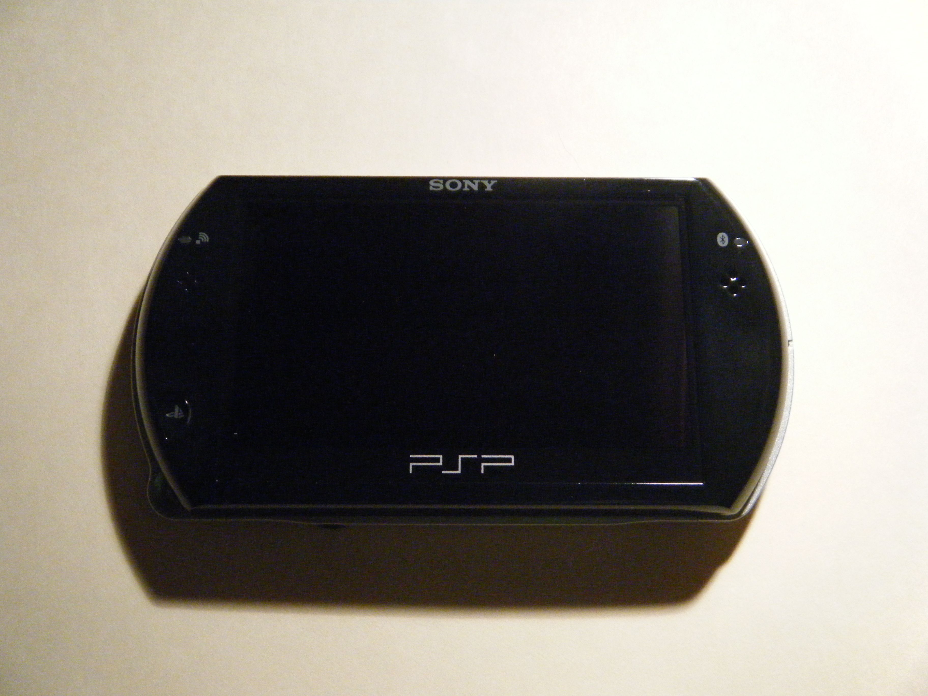 PSP Go! ... or PSP No Go? Review | Gear Diary