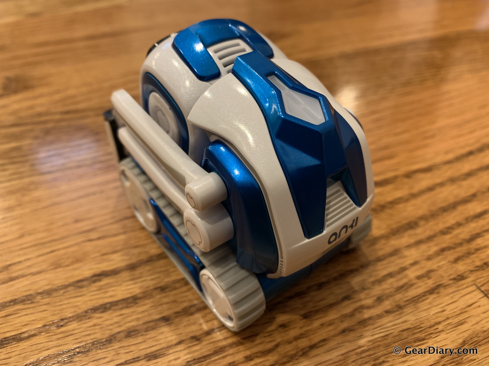 Anki Cozmo Is a Robot That's Fun for the Whole Family