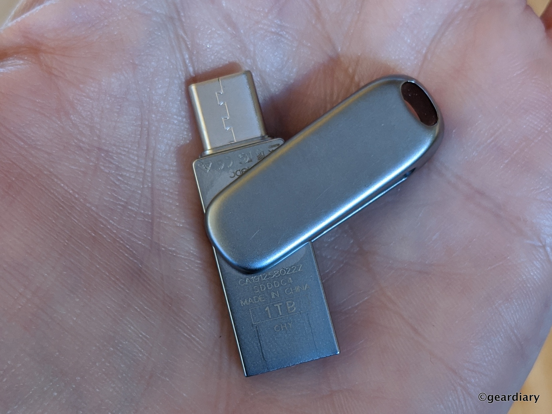 The 1TB SanDisk Ultra Dual Drive Luxe USB Type-C Flash Drive Is a Tiny ...