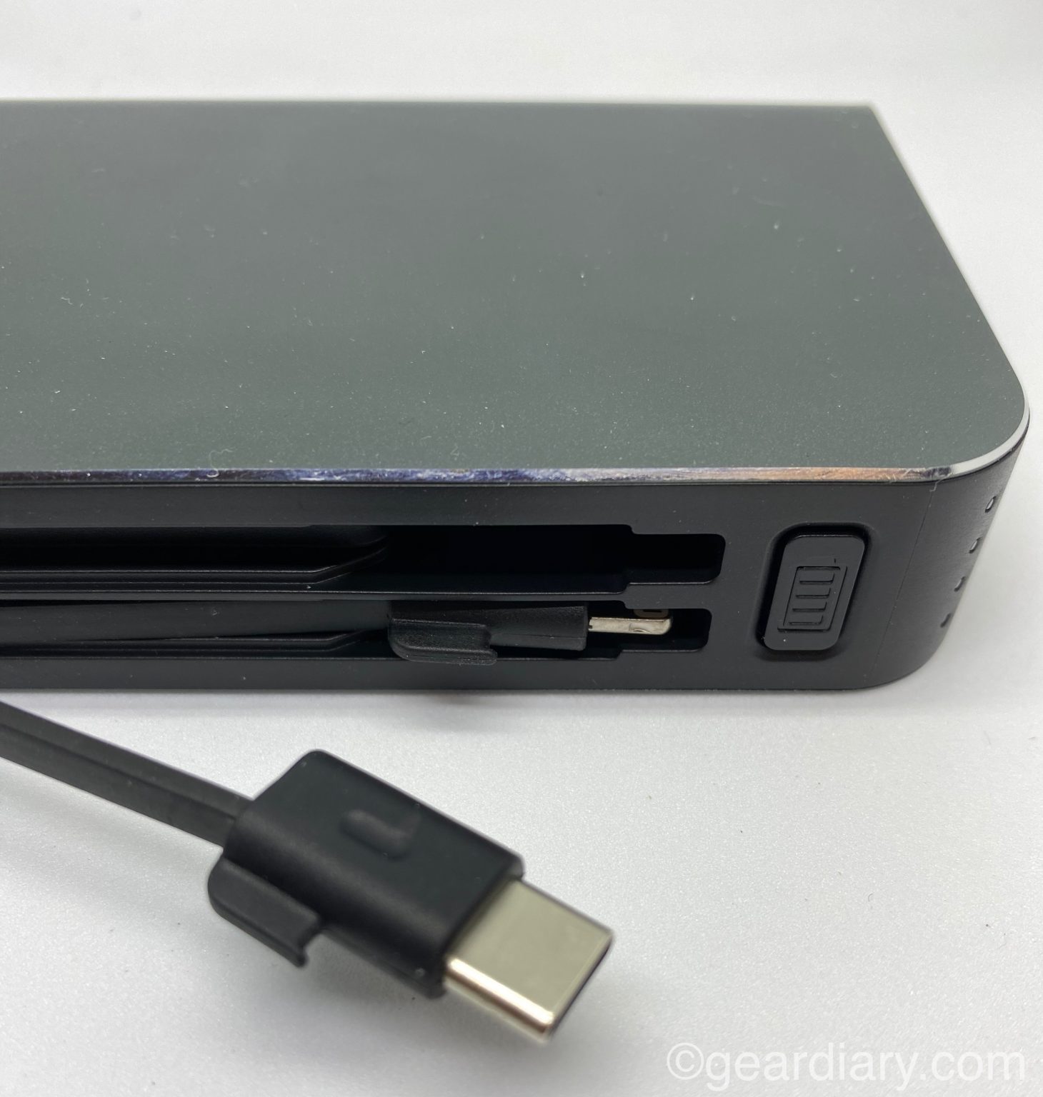 10,050mAh MyCharge Hub Turbo Is an All-You-Need All-in-One Battery Pack