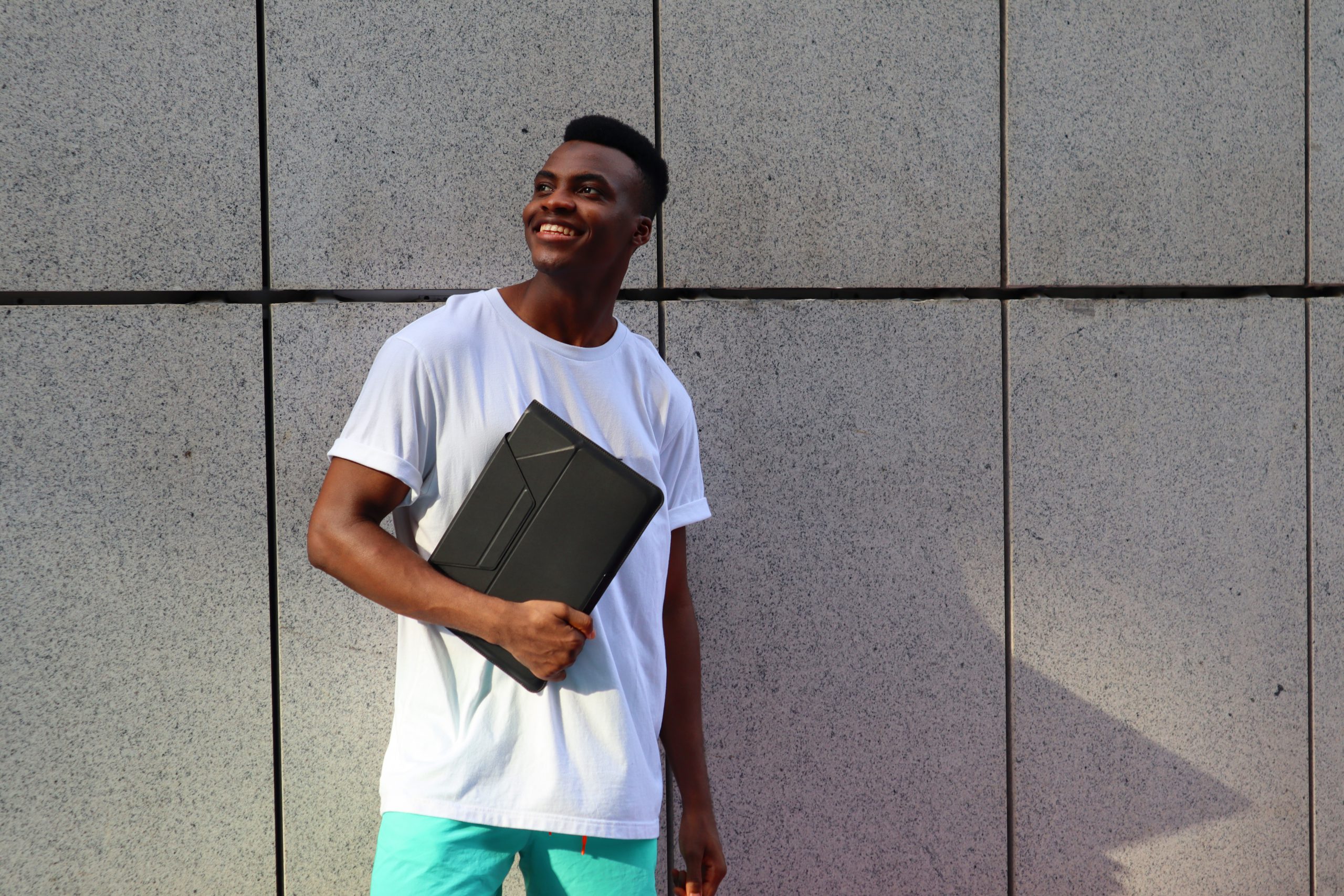 The Moft Carrying Sleeve Is a Versatile Lap Desk for Every Situation