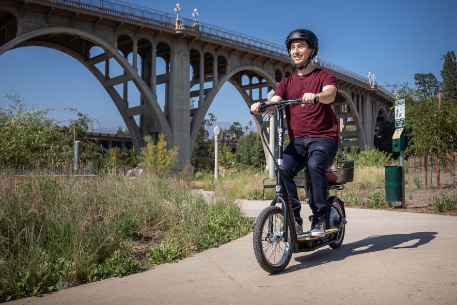 Razor EcoSmart Metro HD Electric Scooter Is a Fun Yet Practical Ride
