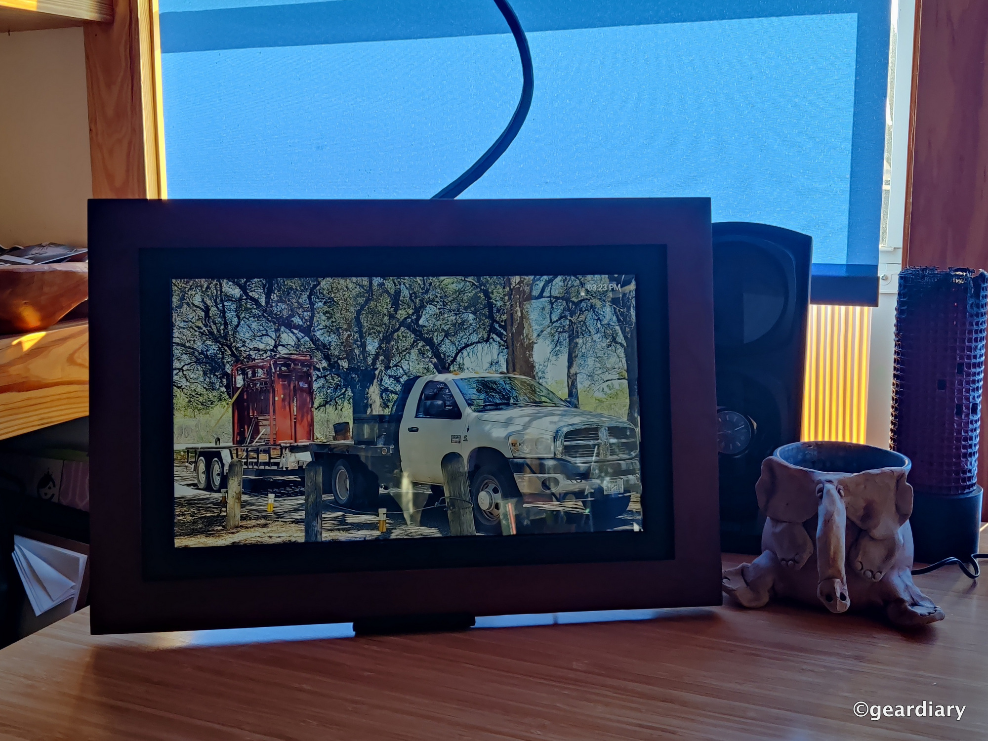 Brookstone PhotoShare Smart Digital Photo Frame Review: Easily Share ...
