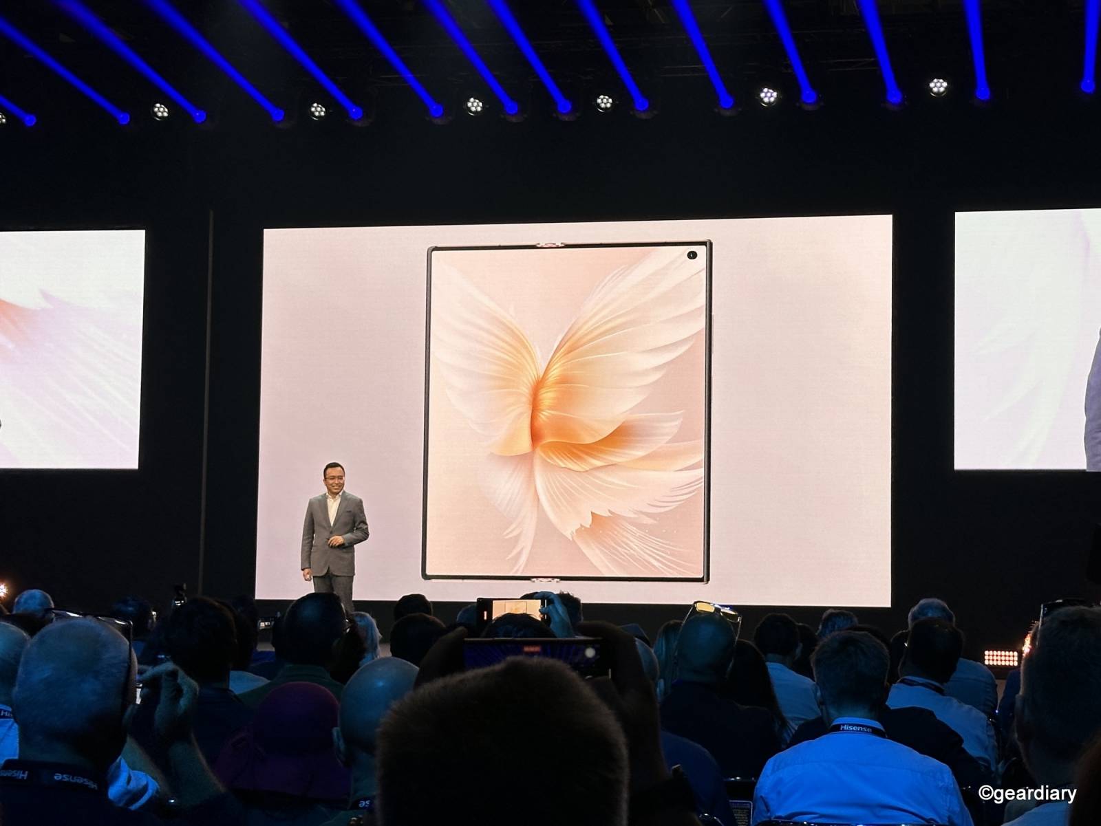 UPDATED: At IFA, the Honor Magic V2 Impressed As the V Purse Concept ...