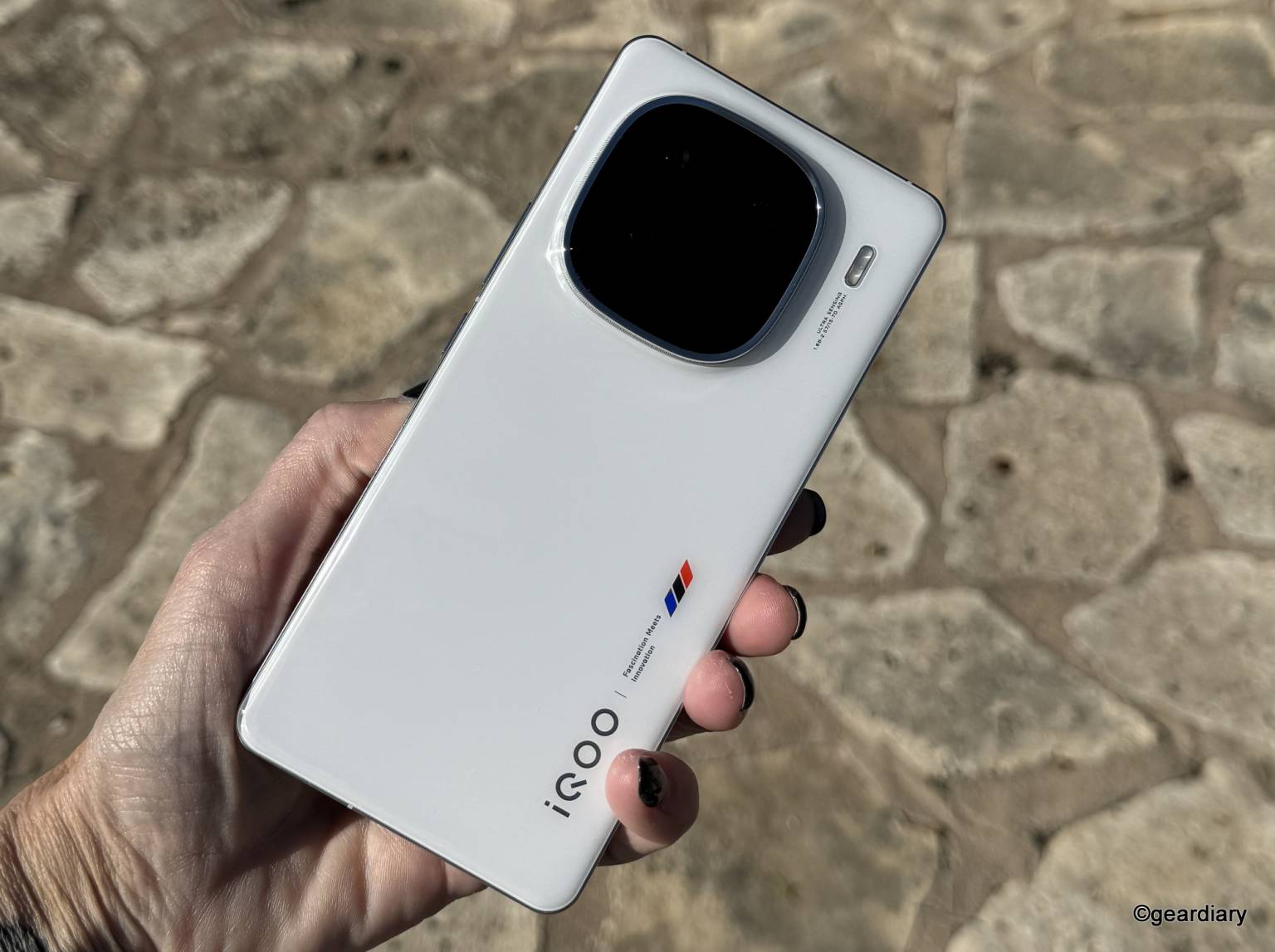 IQOO 12 Legend Edition Review: A Sporty Exterior Hints at the Power ...