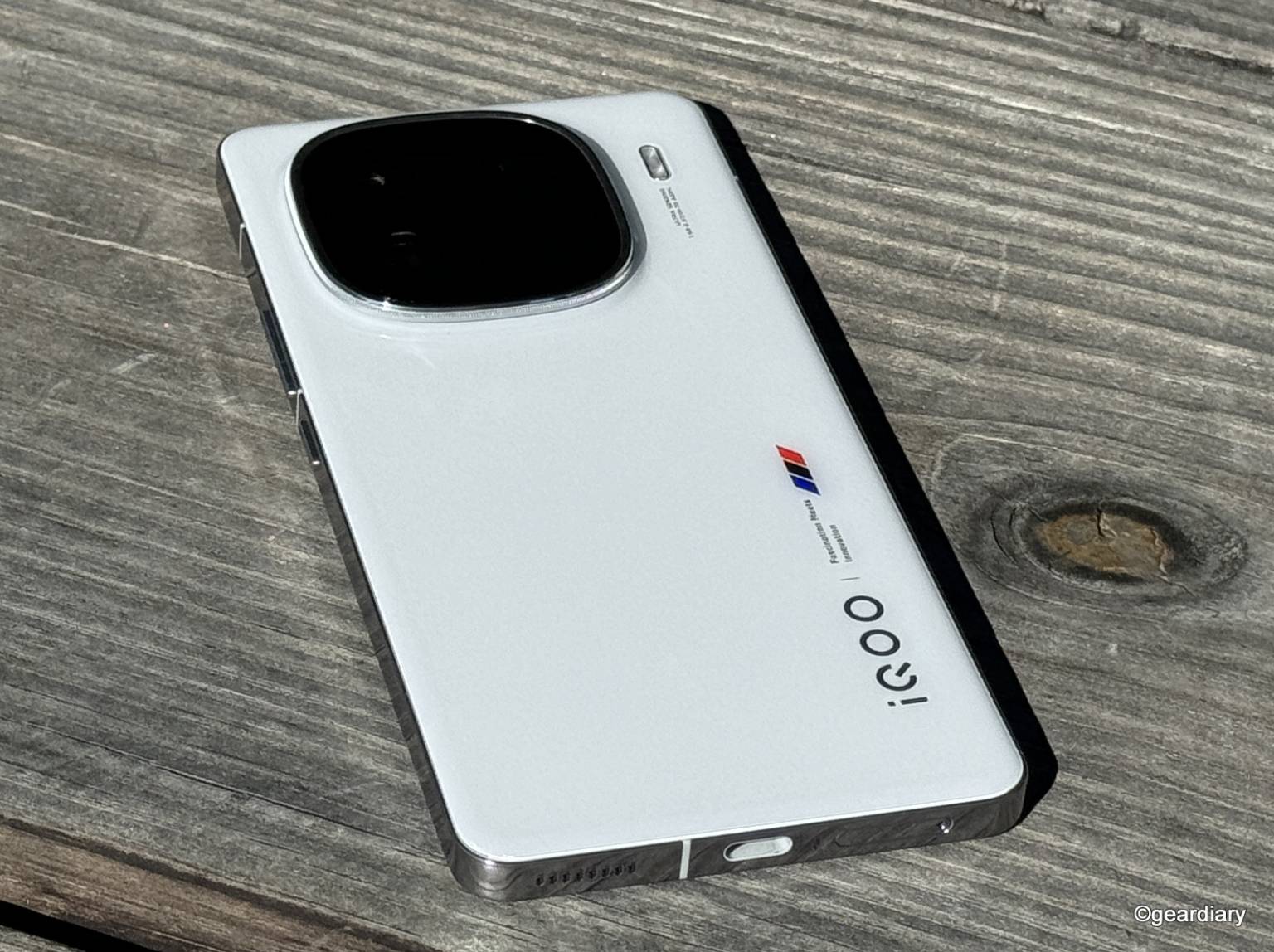 IQOO 12 Legend Edition Review: A Sporty Exterior Hints at the Power ...