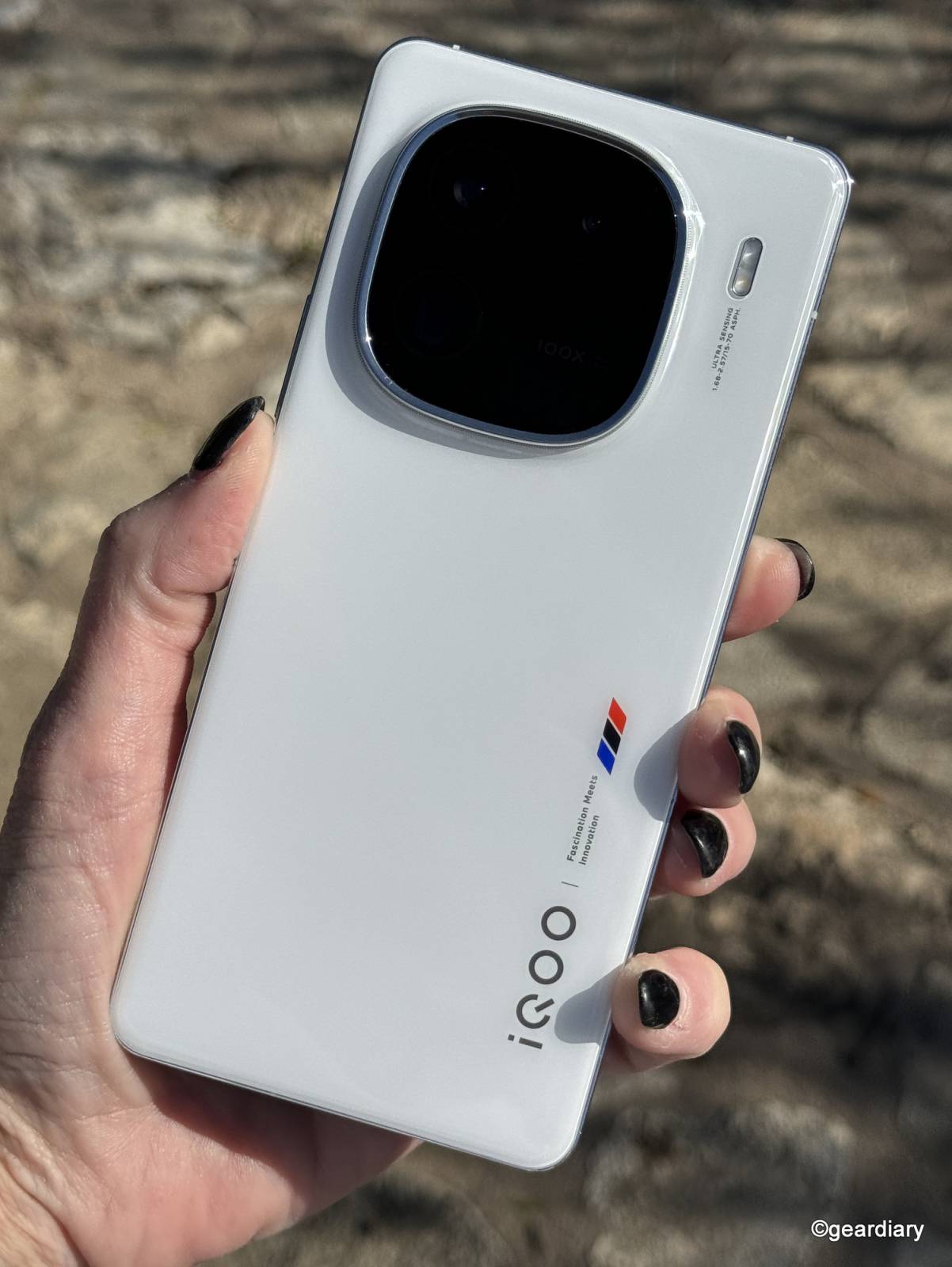 IQOO 12 Legend Edition Review: A Sporty Exterior Hints at the Power ...