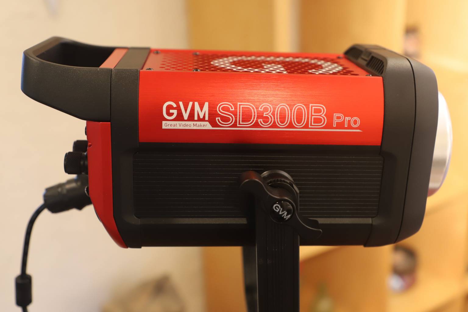 GVM PRO-SD300B Review: Excellent Quality Light in a Handsome Package ...