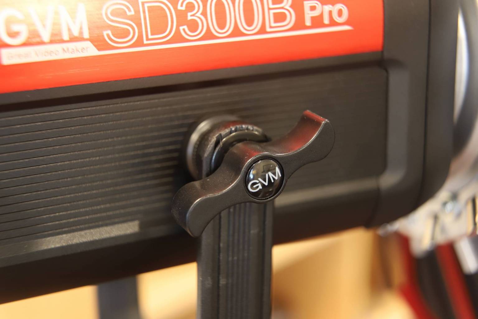 GVM PRO-SD300B Review: Excellent Quality Light in a Handsome Package ...