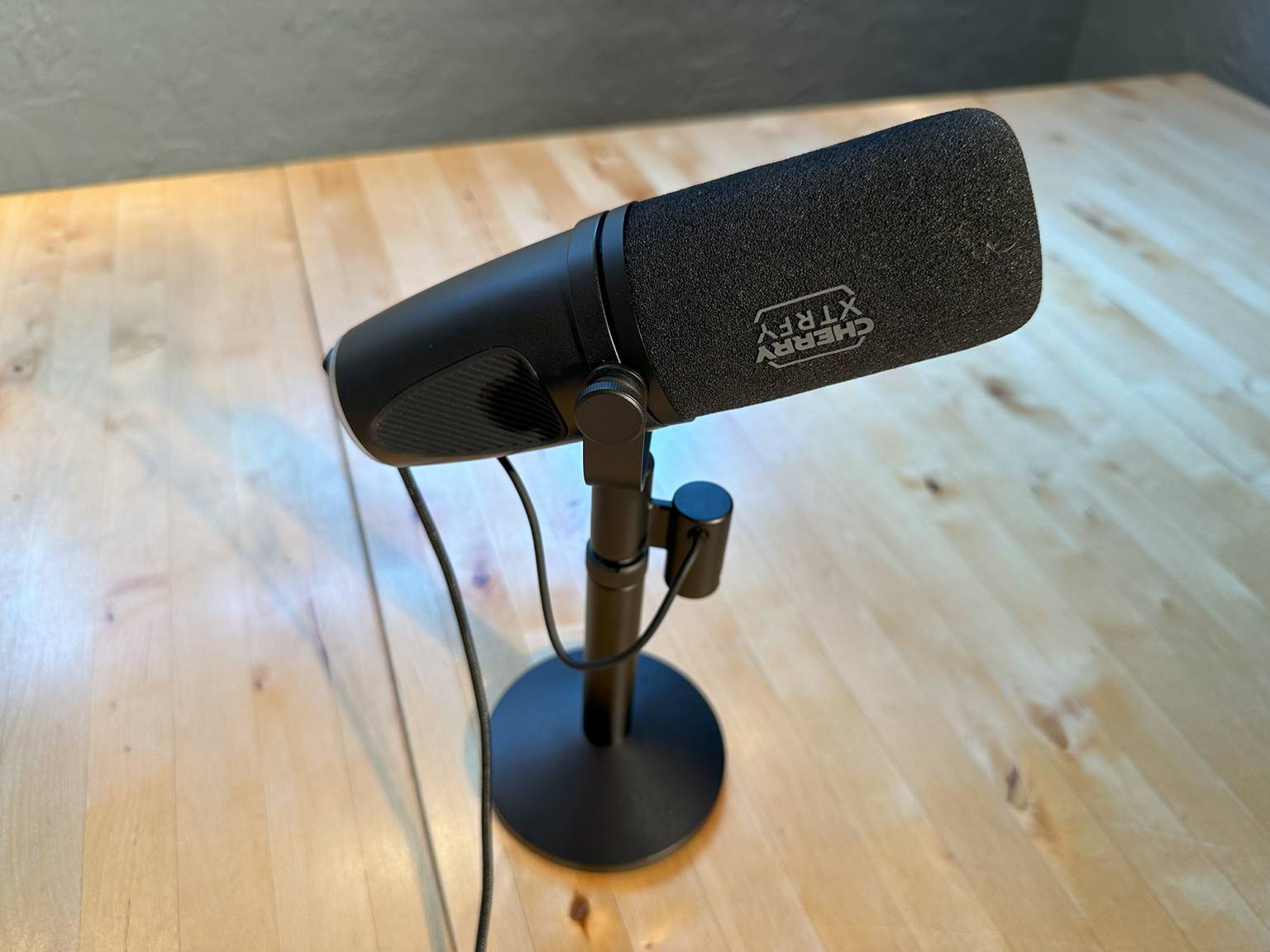 Cherry Xtrfy Ngale X Microphone and Boom Arm Review: Excellent Sound in ...