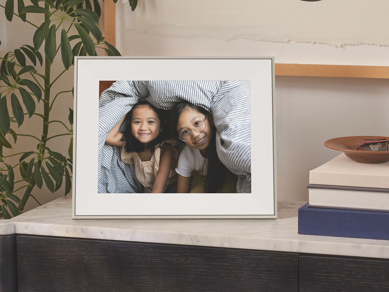 Aura Aspen Wants to Hang Out in Your Home, and It’s Bringing All Your Favorite Photos with It ...