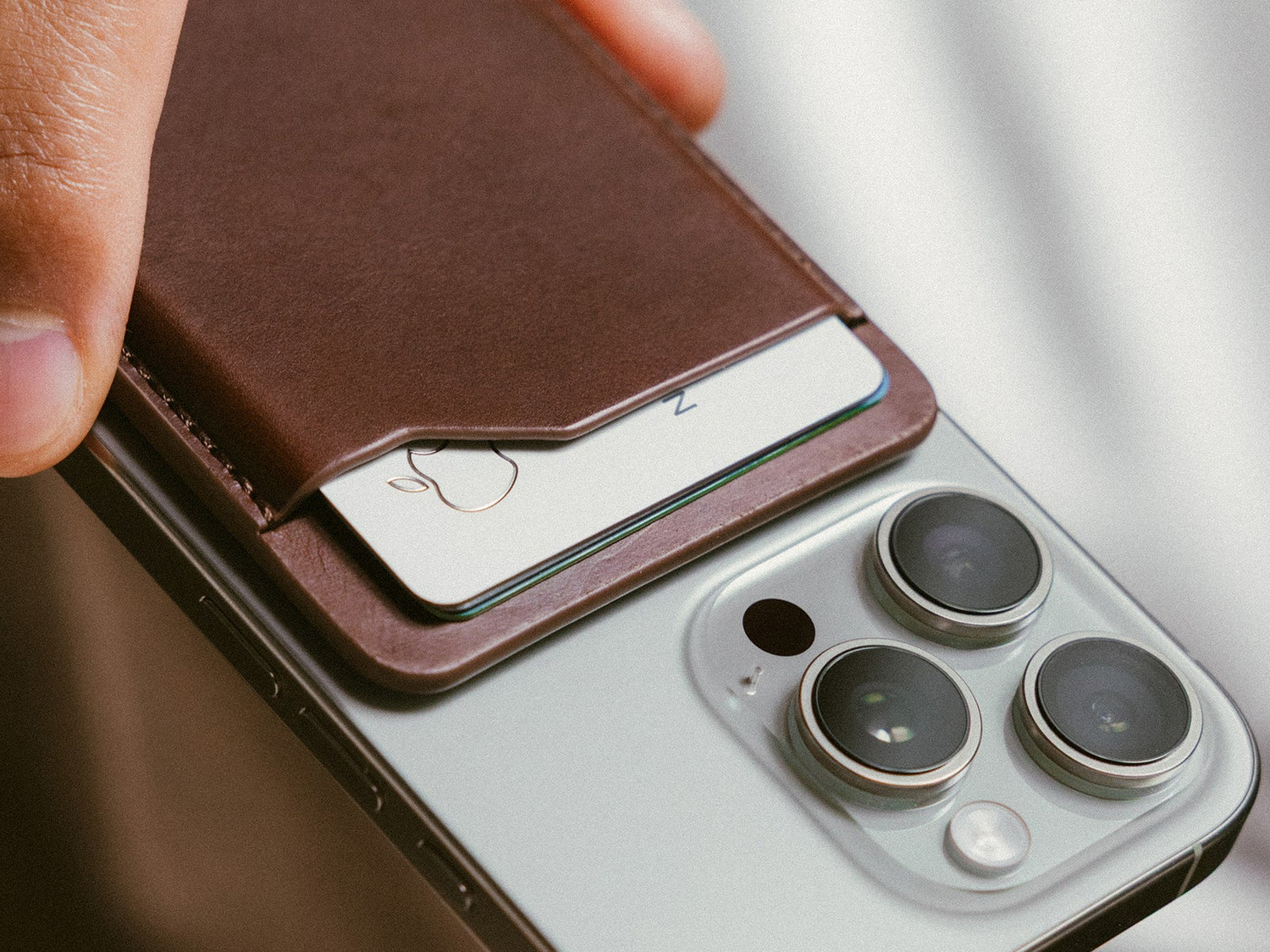 Nomad Leather Mag Wallet Review: Minimalist MagSafe Wallet with Find My ...